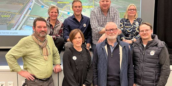 Kampf gegen ICE-Trasse: Vollbesetzte Burg Seevetal - Trassenalarm kommt